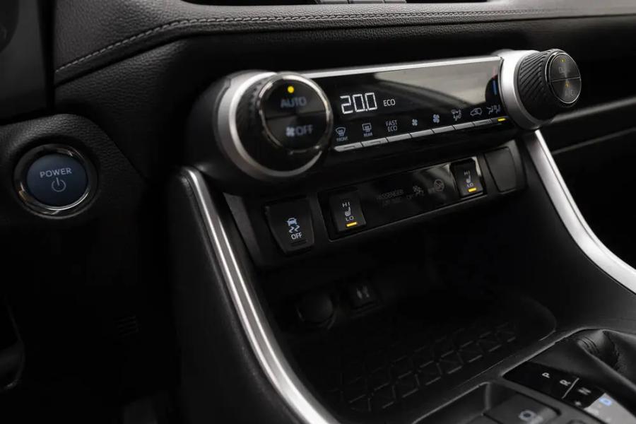 Balts Toyota RAV4 2019 Jelgava, ar dzinēja tilpumu 2.50 L un nobraukumu 140 tūkst. km par 26450 €, foto 16 vietnē AUTOMOTO.COM.LV