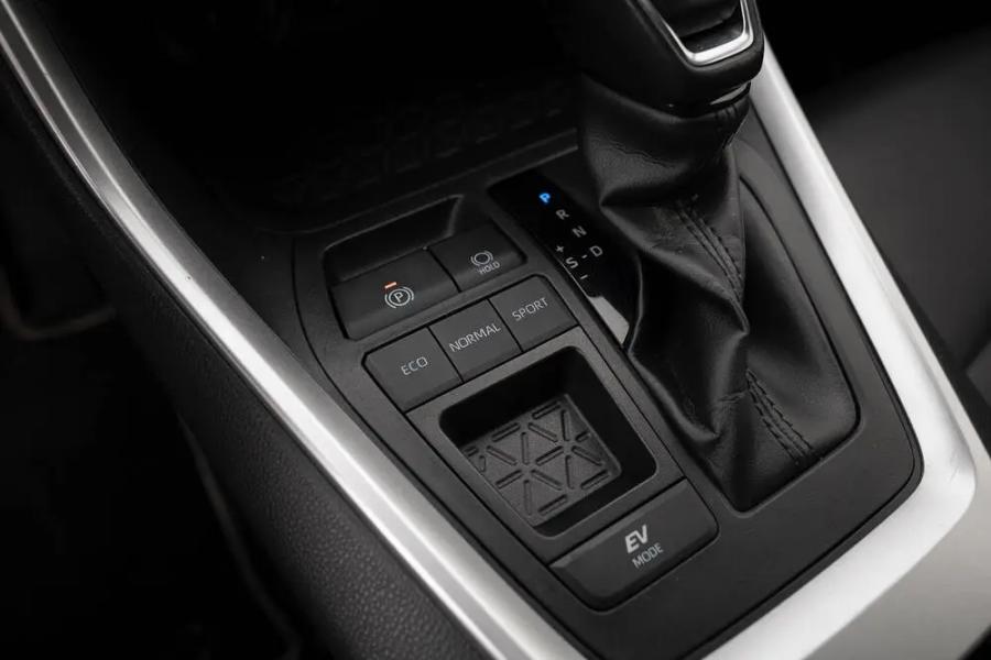 Balts Toyota RAV4 2019 Jelgava, ar dzinēja tilpumu 2.50 L un nobraukumu 140 tūkst. km par 26450 €, foto 17 vietnē AUTOMOTO.COM.LV