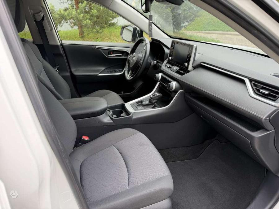 Balts Toyota RAV4 2019 Viļņa, ar dzinēja tilpumu 2.49 L un nobraukumu 236 tūkst. km par 17950 €, foto 23 vietnē AUTOMOTO.COM.LV