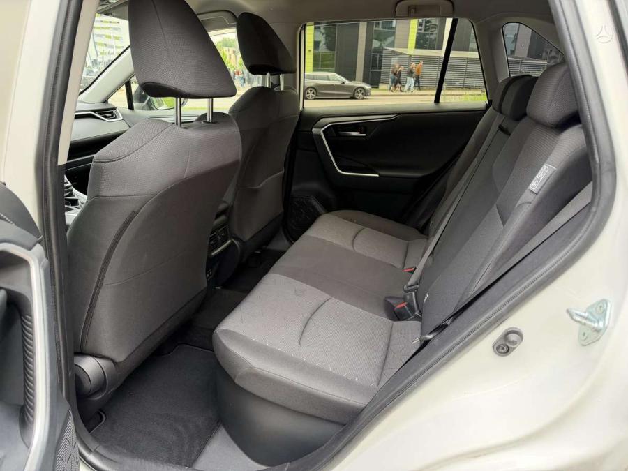 Balts Toyota RAV4 2019 Viļņa, ar dzinēja tilpumu 2.49 L un nobraukumu 236 tūkst. km par 17950 €, foto 24 vietnē AUTOMOTO.COM.LV