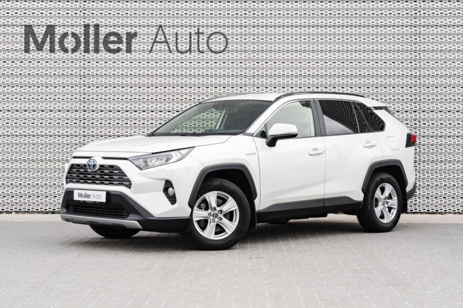 White Toyota RAV4 2019 in Marupe, with an engine capacity of 2.50 L and mileage of 144 thousand km for 23850 €, photo 1 on AUTOMOTO.COM.LV