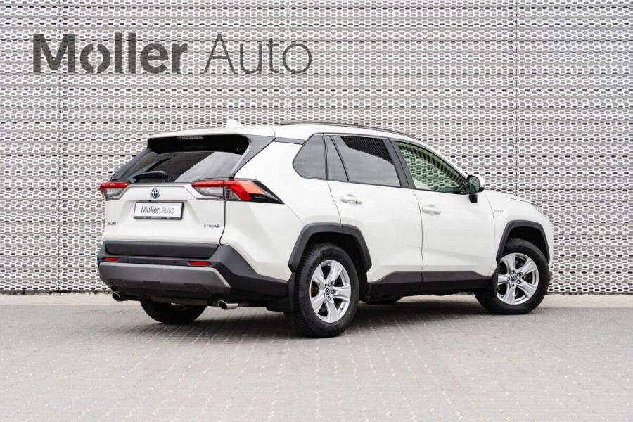 White Toyota RAV4 2019 in Marupe, with an engine capacity of 2.50 L and mileage of 144 thousand km for 23850 €, photo 5 on AUTOMOTO.COM.LV