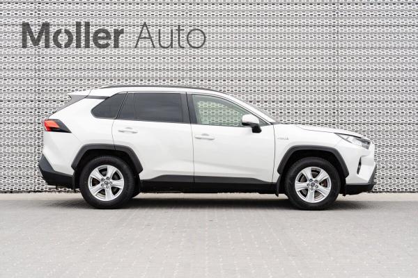 White Toyota RAV4 2019 in Marupe, with an engine capacity of 2.50 L and mileage of 144 thousand km for 23850 €, photo 5 on AUTOMOTO.COM.LV