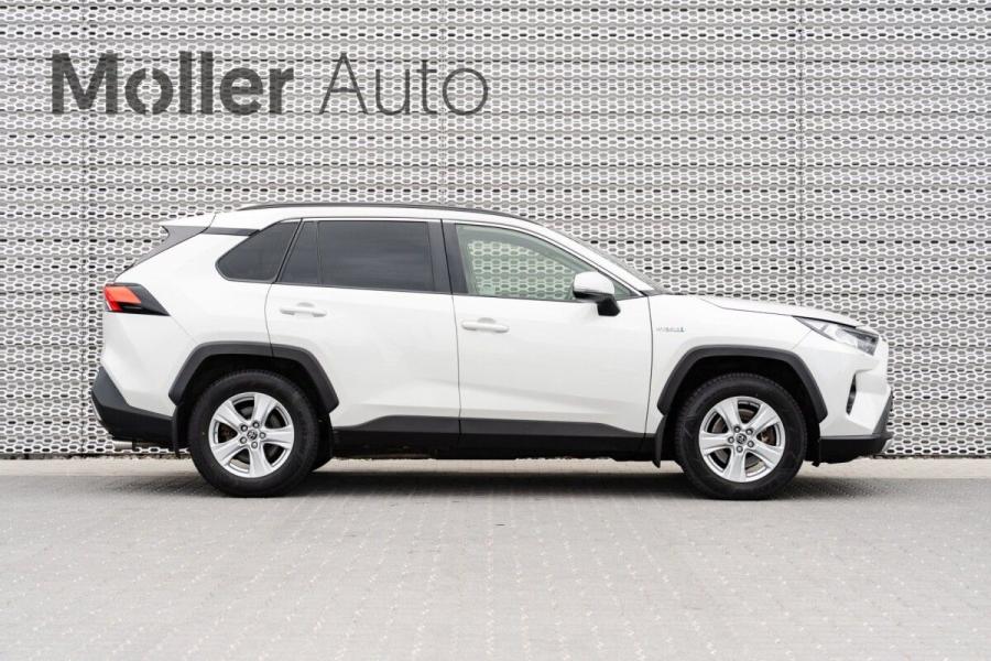 White Toyota RAV4 2019 in Marupe, with an engine capacity of 2.50 L and mileage of 144 thousand km for 23850 €, photo 6 on AUTOMOTO.COM.LV