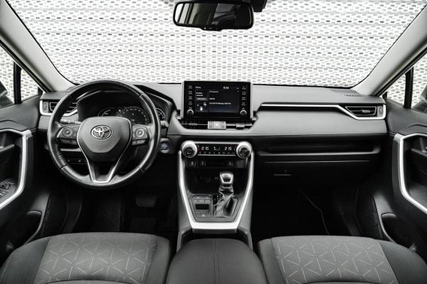 White Toyota RAV4 2019 in Marupe, with an engine capacity of 2.50 L and mileage of 144 thousand km for 23850 €, photo 6 on AUTOMOTO.COM.LV