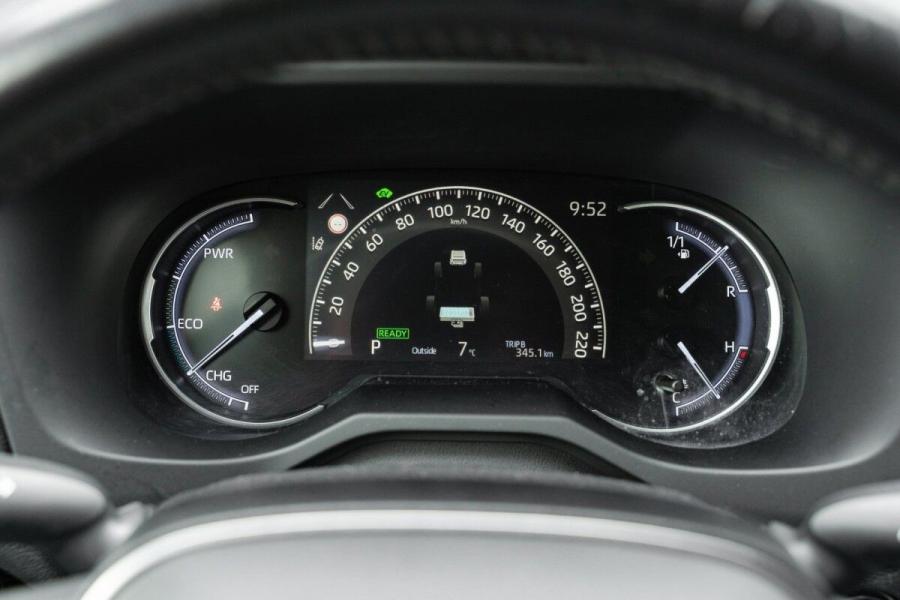 White Toyota RAV4 2019 in Marupe, with an engine capacity of 2.50 L and mileage of 144 thousand km for 23850 €, photo 12 on AUTOMOTO.COM.LV