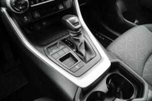 White Toyota RAV4 2019 in Marupe, with an engine capacity of 2.50 L and mileage of 144 thousand km for 23850 €, photo 18 on AUTOMOTO.COM.LV