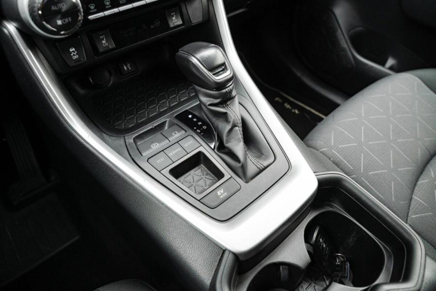 White Toyota RAV4 2019 in Marupe, with an engine capacity of 2.50 L and mileage of 144 thousand km for 23850 €, photo 18 on AUTOMOTO.COM.LV