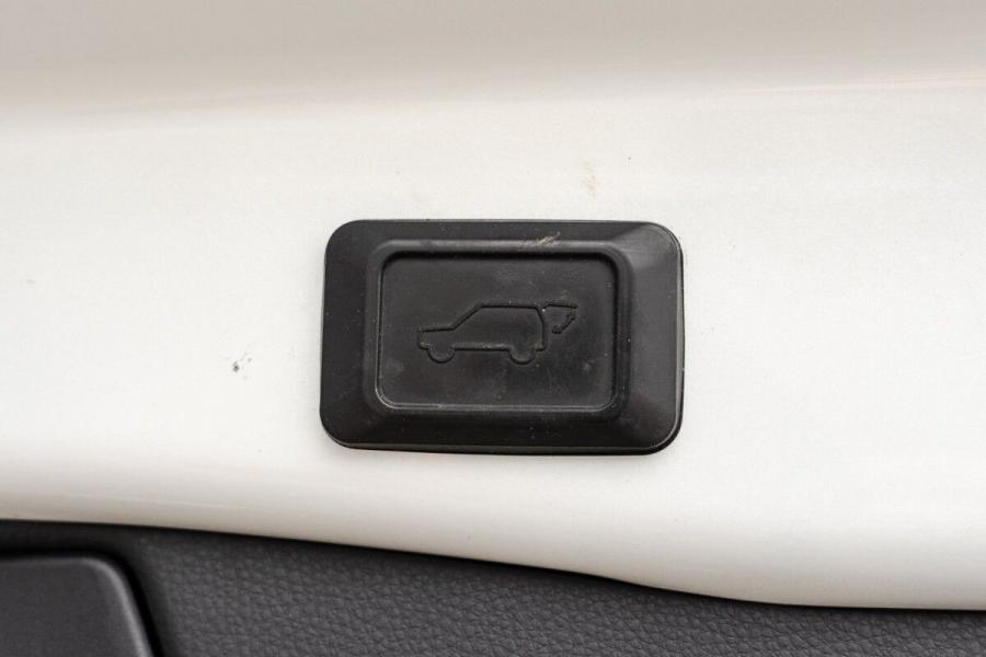 White Toyota RAV4 2019 in Marupe, with an engine capacity of 2.50 L and mileage of 144 thousand km for 23850 €, photo 21 on AUTOMOTO.COM.LV