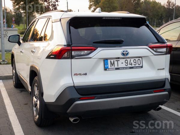 White Toyota RAV4 2019 in Jelgava, with an engine capacity of 2.50 L and mileage of 145 thousand km for 25500 €, photo 3 on AUTOMOTO.COM.LV