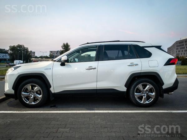 White Toyota RAV4 2019 in Jelgava, with an engine capacity of 2.50 L and mileage of 145 thousand km for 25500 €, photo 4 on AUTOMOTO.COM.LV