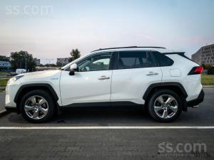 Balts Toyota RAV4 2019 Jelgava, ar dzinēja tilpumu 2.50 L un nobraukumu 145 tūkst. km par 25500 €, foto 5 vietnē AUTOMOTO.COM.LV