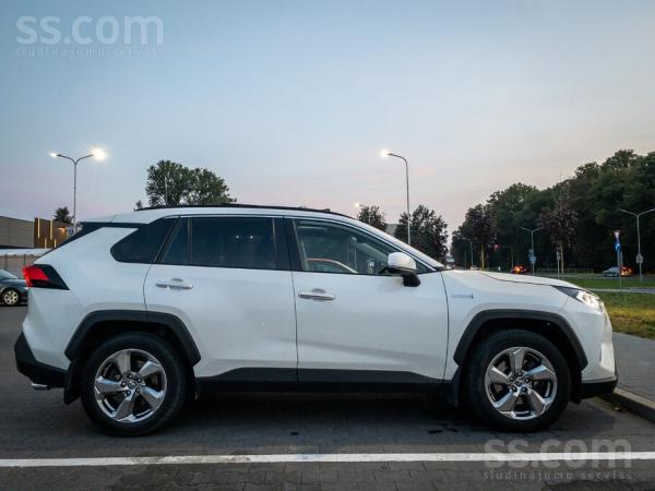 White Toyota RAV4 2019 in Jelgava, with an engine capacity of 2.50 L and mileage of 145 thousand km for 25500 €, photo 5 on AUTOMOTO.COM.LV