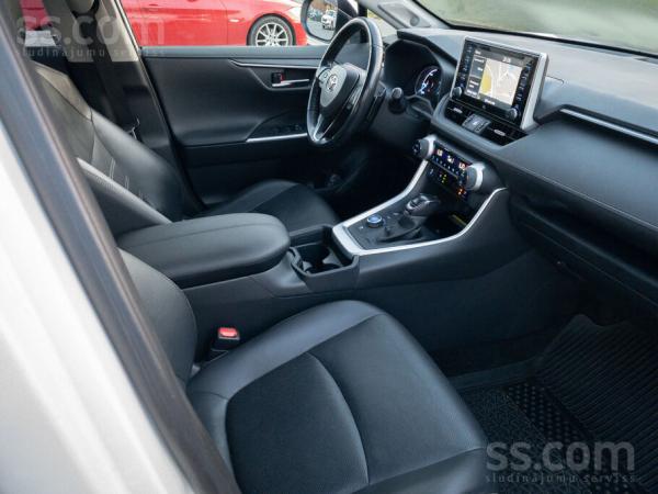 White Toyota RAV4 2019 in Jelgava, with an engine capacity of 2.50 L and mileage of 145 thousand km for 25500 €, photo 8 on AUTOMOTO.COM.LV