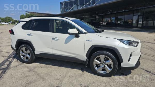 White Toyota RAV4 2019 in Riga, with an engine capacity of 2.50 L and mileage of 104 thousand km for 27100 €, photo 1 on AUTOMOTO.COM.LV