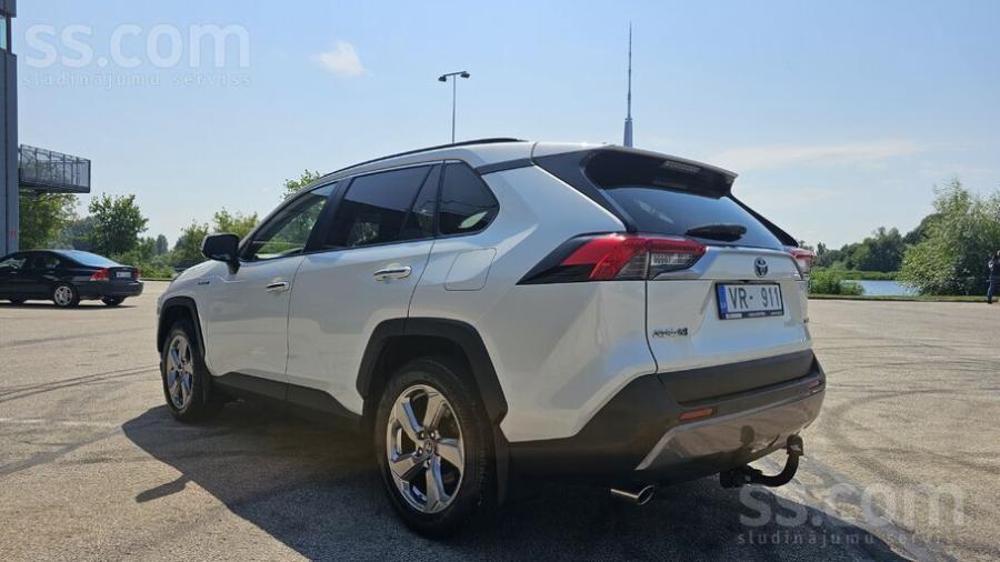 Balts Toyota RAV4 2019 Rīga, ar dzinēja tilpumu 2.50 L un nobraukumu 104 tūkst. km par 27100 €, foto 3 vietnē AUTOMOTO.COM.LV