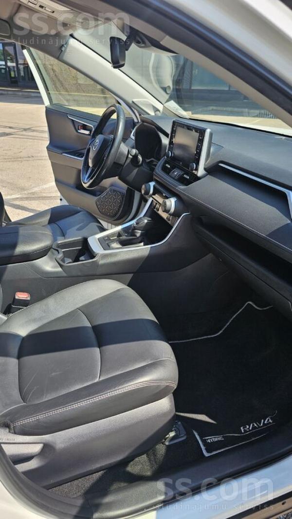 White Toyota RAV4 2019 in Riga, with an engine capacity of 2.50 L and mileage of 104 thousand km for 27100 €, photo 7 on AUTOMOTO.COM.LV