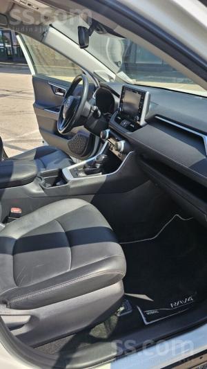 Balts Toyota RAV4 2019 Rīga, ar dzinēja tilpumu 2.50 L un nobraukumu 104 tūkst. km par 27100 €, foto 8 vietnē AUTOMOTO.COM.LV