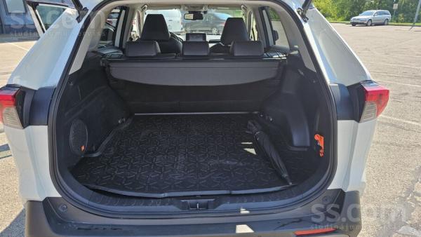 White Toyota RAV4 2019 in Riga, with an engine capacity of 2.50 L and mileage of 104 thousand km for 27100 €, photo 9 on AUTOMOTO.COM.LV