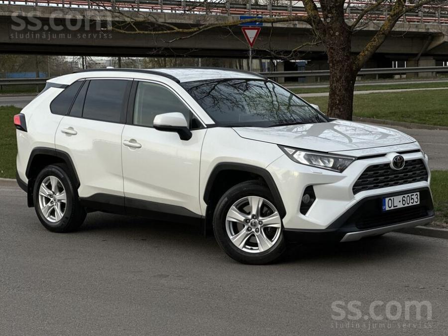Balts Toyota RAV4 2019 Rīga, ar dzinēja tilpumu 2.00 L un nobraukumu 208 tūkst. km par 18100 €, foto 1 vietnē AUTOMOTO.COM.LV