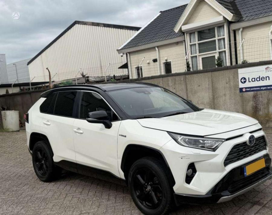 White Toyota RAV4 2019 in Vilnius, with an engine capacity of 2.50 L and mileage of 48 thousand km for 21999 €, photo 1 on AUTOMOTO.COM.LV
