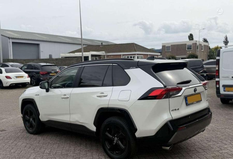 White Toyota RAV4 2019 in Vilnius, with an engine capacity of 2.50 L and mileage of 48 thousand km for 21999 €, photo 4 on AUTOMOTO.COM.LV