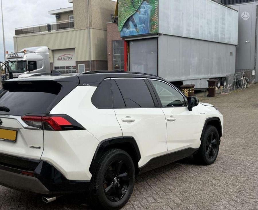 White Toyota RAV4 2019 in Vilnius, with an engine capacity of 2.50 L and mileage of 48 thousand km for 21999 €, photo 5 on AUTOMOTO.COM.LV