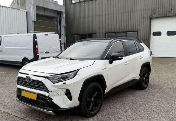 White Toyota RAV4 2019 in Vilnius, with an engine capacity of 2.50 L and mileage of 48 thousand km for 21999 €, photo 6 on AUTOMOTO.COM.LV