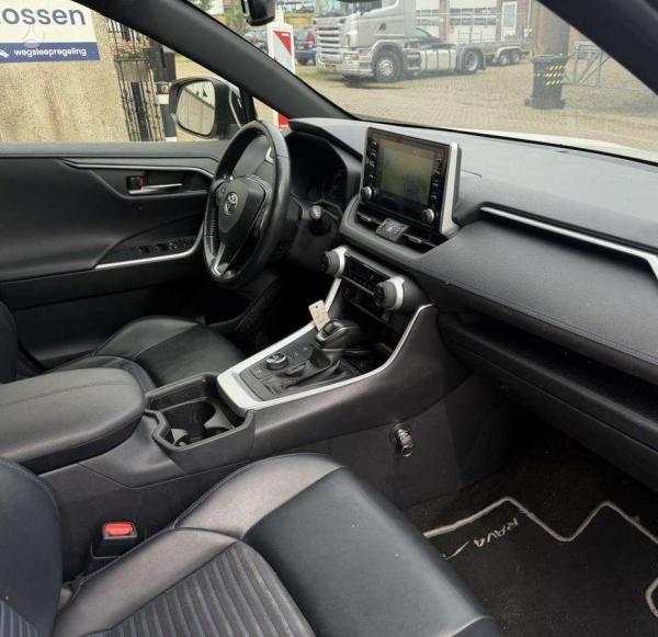 White Toyota RAV4 2019 in Vilnius, with an engine capacity of 2.50 L and mileage of 48 thousand km for 21999 €, photo 9 on AUTOMOTO.COM.LV