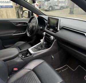 White Toyota RAV4 2019 in Vilnius, with an engine capacity of 2.50 L and mileage of 48 thousand km for 21999 €, photo 10 on AUTOMOTO.COM.LV