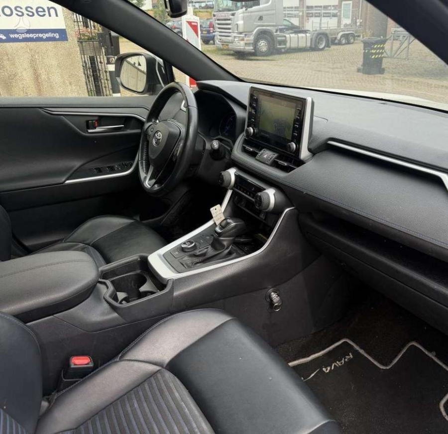 White Toyota RAV4 2019 in Vilnius, with an engine capacity of 2.50 L and mileage of 48 thousand km for 21999 €, photo 10 on AUTOMOTO.COM.LV