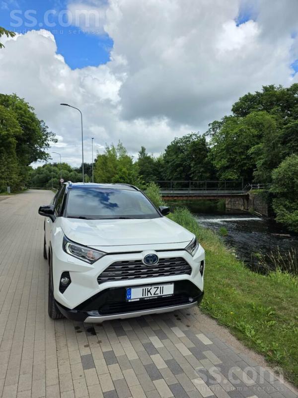 White Toyota RAV4 2019 in Rezekne, with an engine capacity of 2.50 L and mileage of 146 thousand km for 26990 €, photo 1 on AUTOMOTO.COM.LV