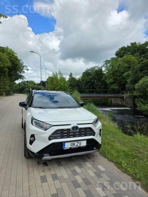 White Toyota RAV4 2019 in Rezekne, with an engine capacity of 2.50 L and mileage of 146 thousand km for 26990 €, photo  on AUTOMOTO.COM.LV