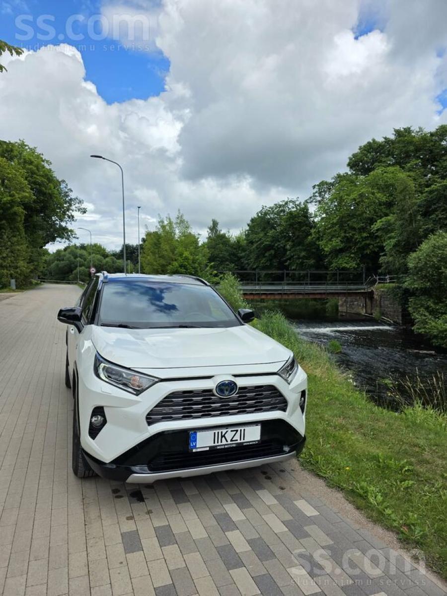 White Toyota RAV4 2019 in Rezekne, with an engine capacity of 2.50 L and mileage of 146 thousand km for 26990 €, photo 1 on AUTOMOTO.COM.LV