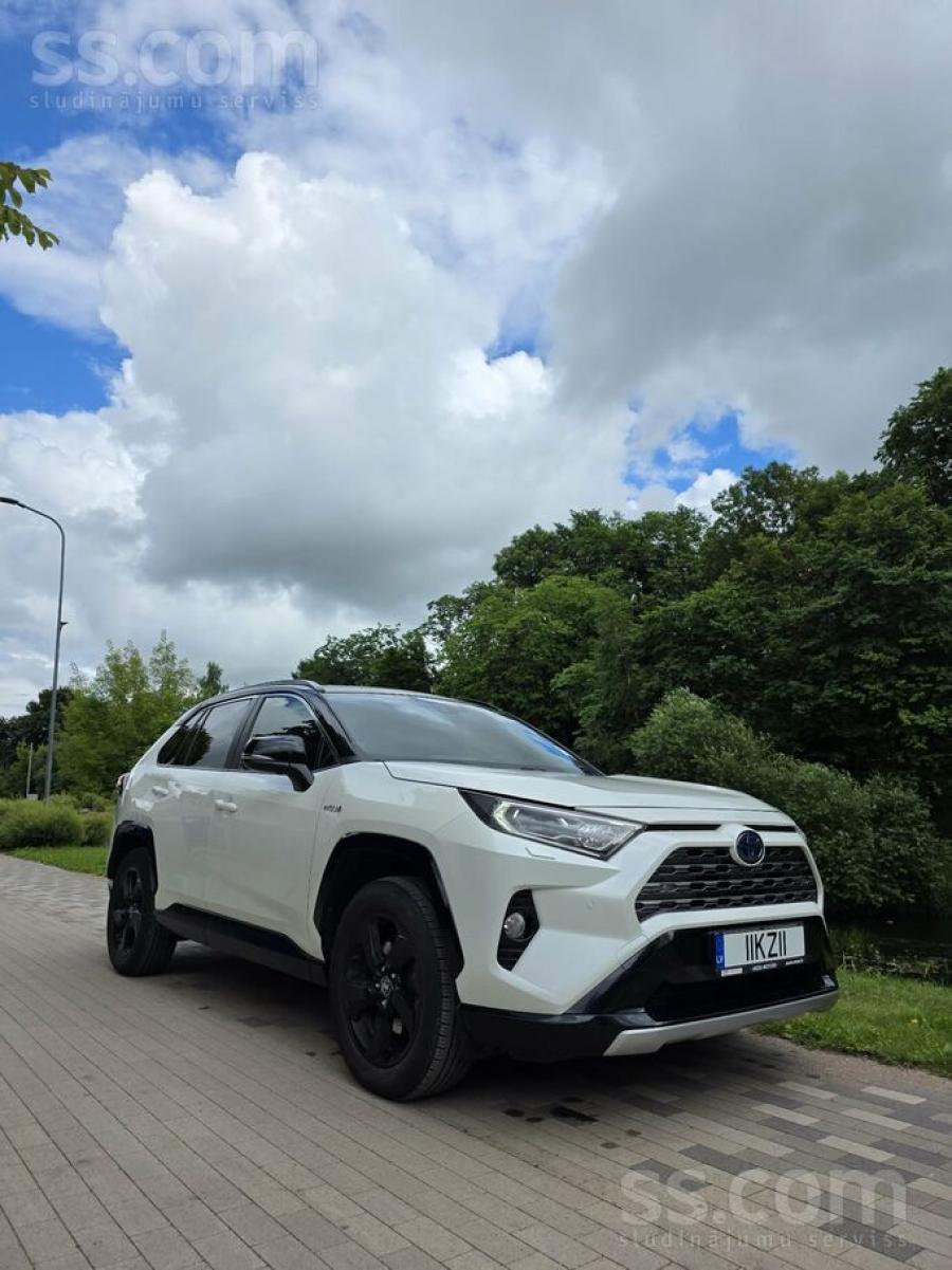 White Toyota RAV4 2019 in Rezekne, with an engine capacity of 2.50 L and mileage of 146 thousand km for 26990 €, photo 3 on AUTOMOTO.COM.LV