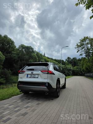 White Toyota RAV4 2019 in Rezekne, with an engine capacity of 2.50 L and mileage of 146 thousand km for 26990 €, photo 4 on AUTOMOTO.COM.LV