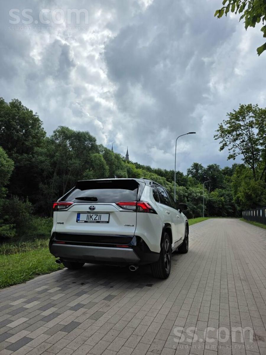 White Toyota RAV4 2019 in Rezekne, with an engine capacity of 2.50 L and mileage of 146 thousand km for 26990 €, photo 4 on AUTOMOTO.COM.LV