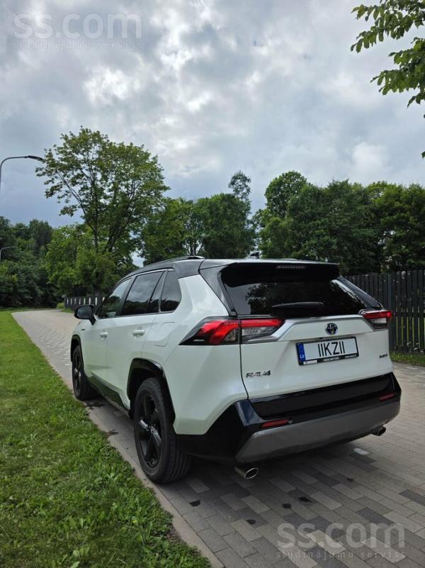 White Toyota RAV4 2019 in Rezekne, with an engine capacity of 2.50 L and mileage of 146 thousand km for 26990 €, photo 4 on AUTOMOTO.COM.LV