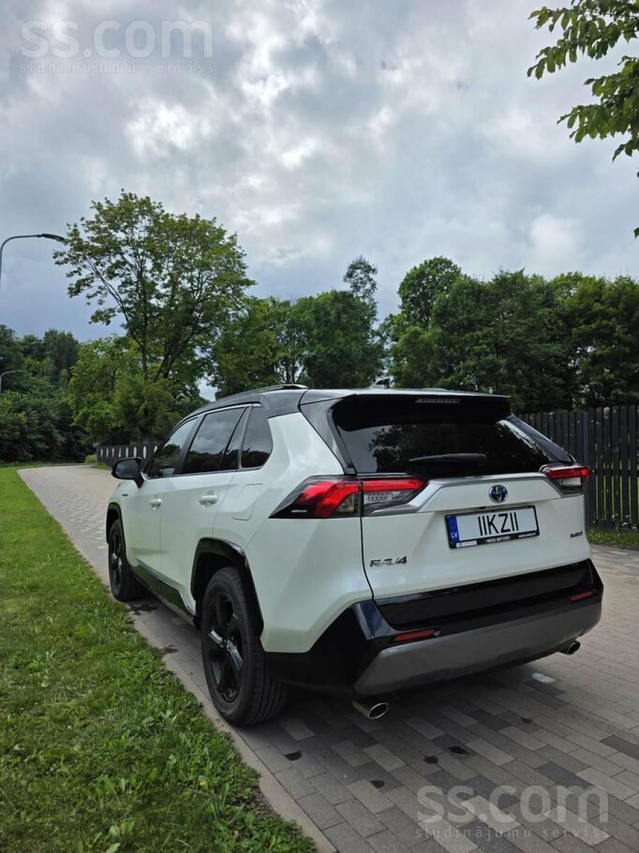 White Toyota RAV4 2019 in Rezekne, with an engine capacity of 2.50 L and mileage of 146 thousand km for 26990 €, photo 5 on AUTOMOTO.COM.LV