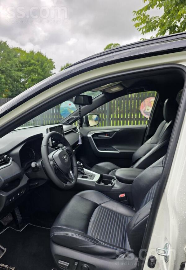White Toyota RAV4 2019 in Rezekne, with an engine capacity of 2.50 L and mileage of 146 thousand km for 26990 €, photo 6 on AUTOMOTO.COM.LV