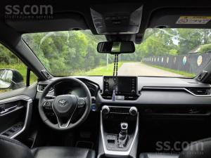 White Toyota RAV4 2019 in Rezekne, with an engine capacity of 2.50 L and mileage of 146 thousand km for 26990 €, photo 8 on AUTOMOTO.COM.LV