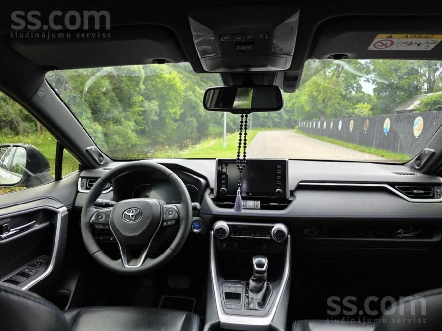 White Toyota RAV4 2019 in Rezekne, with an engine capacity of 2.50 L and mileage of 146 thousand km for 26990 €, photo 8 on AUTOMOTO.COM.LV