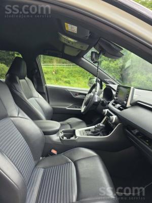 White Toyota RAV4 2019 in Rezekne, with an engine capacity of 2.50 L and mileage of 146 thousand km for 26990 €, photo 9 on AUTOMOTO.COM.LV
