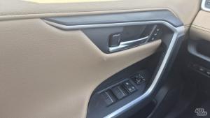 White Toyota RAV4 2019 in Vilnius, with an engine capacity of 2.50 L and mileage of 132 thousand km for 26500 €, photo 9 on AUTOMOTO.COM.LV