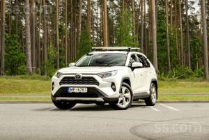 White Toyota RAV4 2019 in Riga, with an engine capacity of 2.00 L and mileage of 219 thousand km for 17490 €, photo  on AUTOMOTO.COM.LV