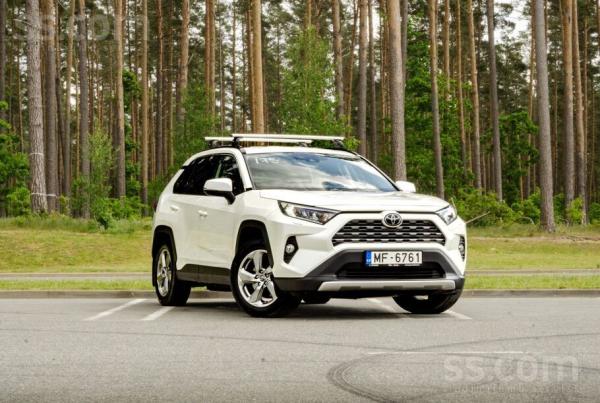White Toyota RAV4 2019 in Riga, with an engine capacity of 2.00 L and mileage of 219 thousand km for 17490 €, photo 2 on AUTOMOTO.COM.LV