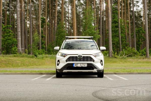 White Toyota RAV4 2019 in Riga, with an engine capacity of 2.00 L and mileage of 219 thousand km for 17490 €, photo 3 on AUTOMOTO.COM.LV