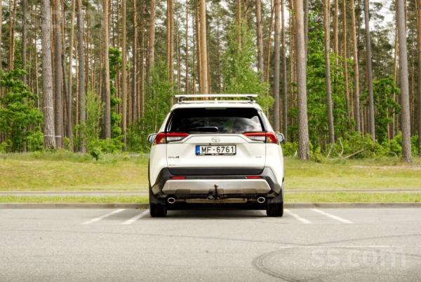 White Toyota RAV4 2019 in Riga, with an engine capacity of 2.00 L and mileage of 219 thousand km for 17490 €, photo 6 on AUTOMOTO.COM.LV