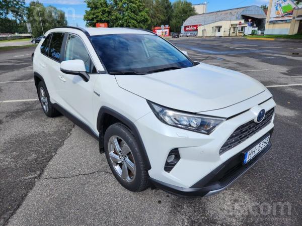 White Toyota RAV4 2019 in Riga, with an engine capacity of 2.50 L and mileage of 82 thousand km for 22500 €, photo 1 on AUTOMOTO.COM.LV