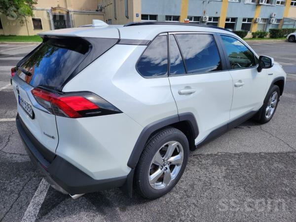 White Toyota RAV4 2019 in Riga, with an engine capacity of 2.50 L and mileage of 82 thousand km for 22500 €, photo 3 on AUTOMOTO.COM.LV